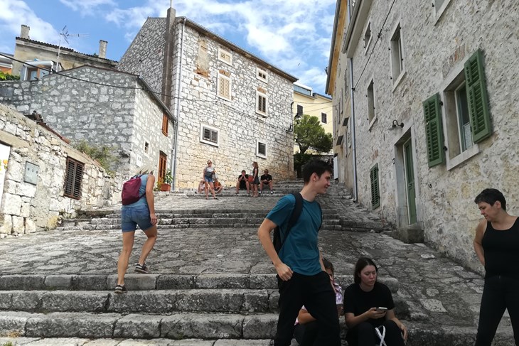 Gornji mediteranski uspavan, a donji grad uz rivu živi za turizam ...